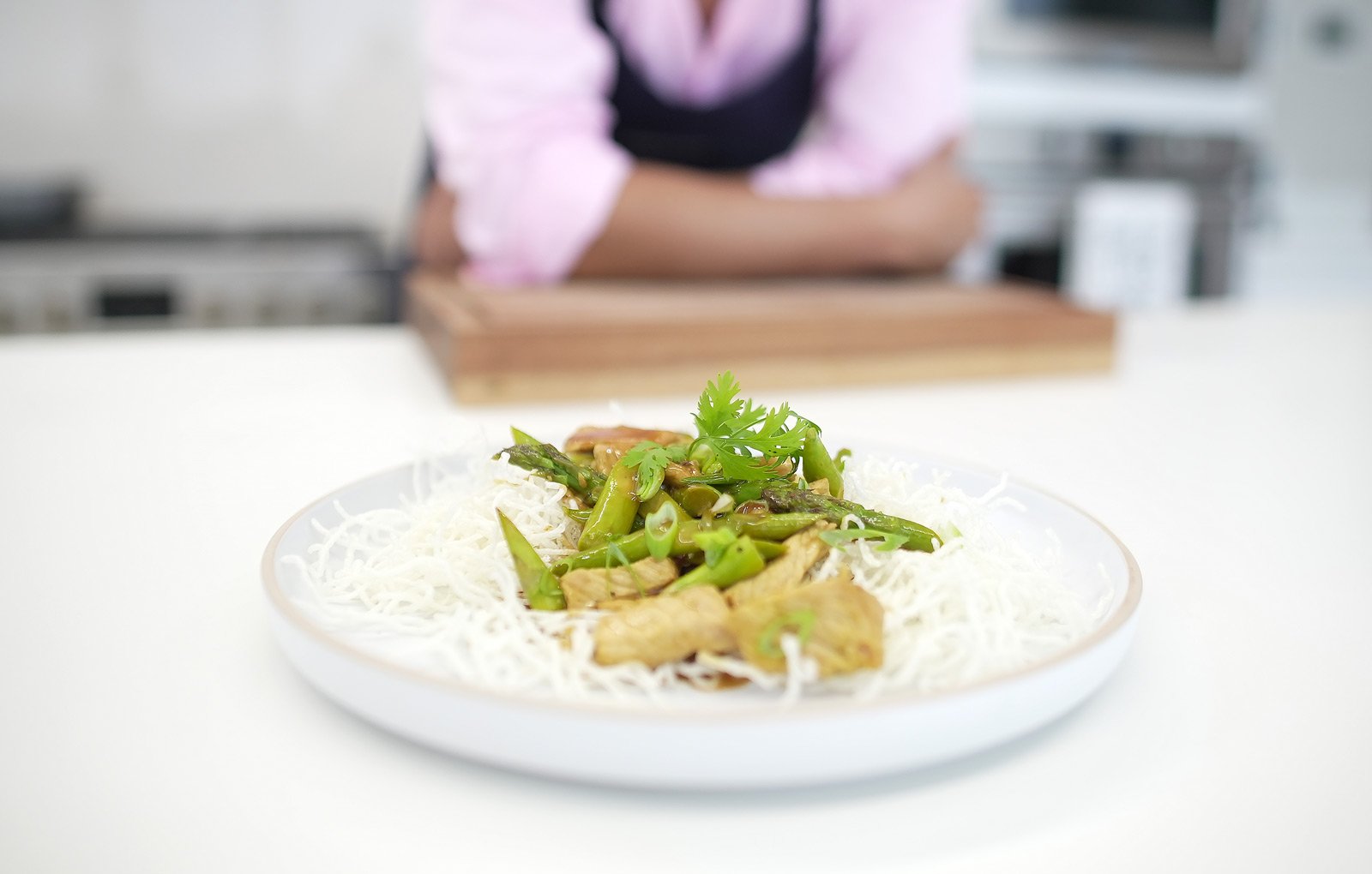 Lomo de Cerdo al Wok con Espárragos y Fideos | Chef John Motta