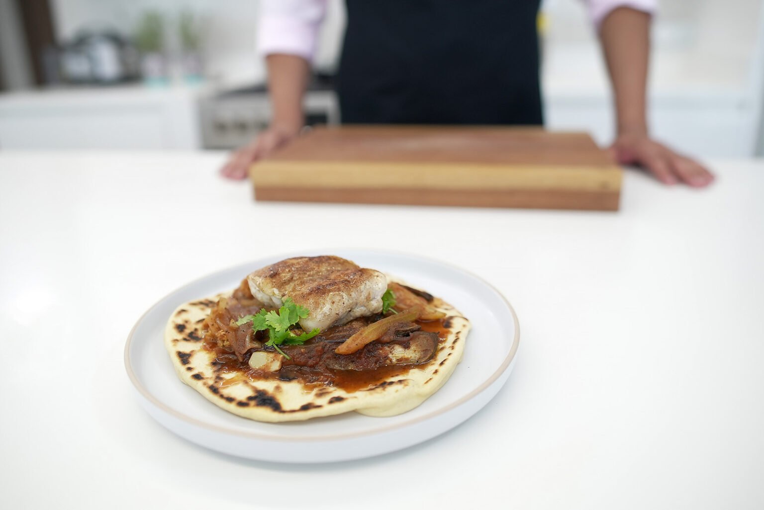 Filete de róbalo servido con naan y estofado de vegetales - Chef John Motta
