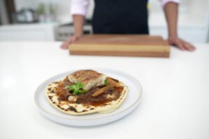 Filete de róbalo servido con naan y estofado de vegetales - Chef John Motta